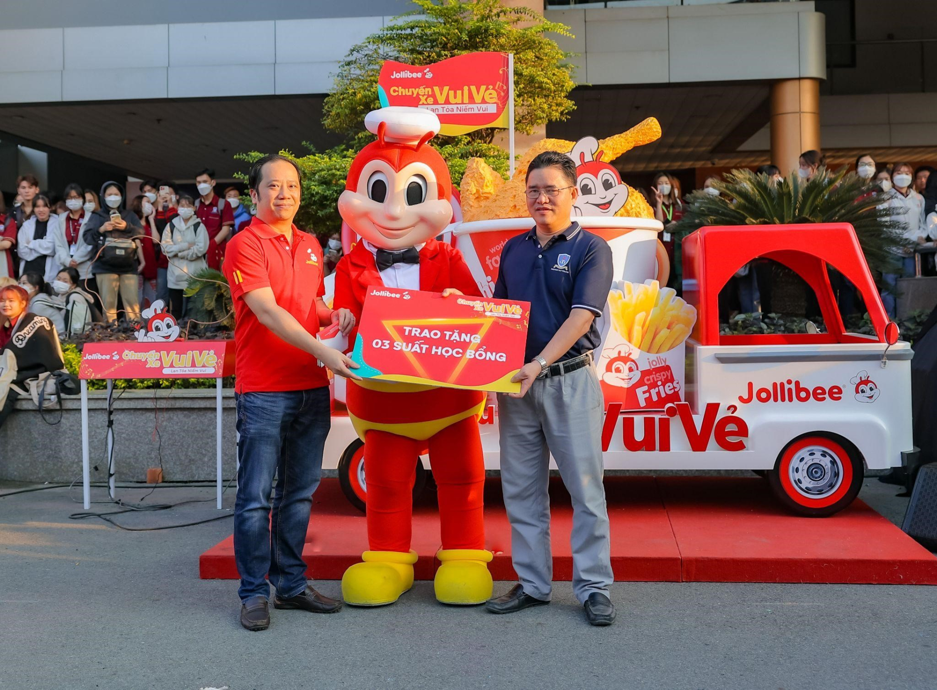 Nhìn lại hành trình đáng nhớ của chuyến xe Chuyến Xe Vui Vẻ Jollibee ...