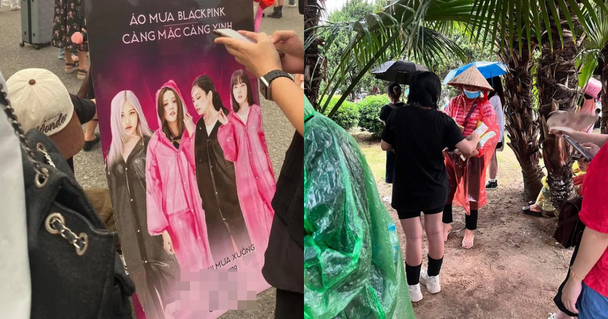 Áo mưa được bày bán trước SVĐ Mỹ Đình, giá 50.000 đồng/chiếc vẫn “cháy hàng”