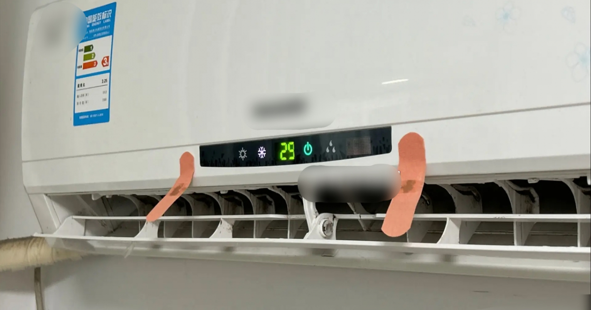 Dán 2 miếng urgo vào điều hòa, tác dụng tuyệt vời đằng sau không phải ...