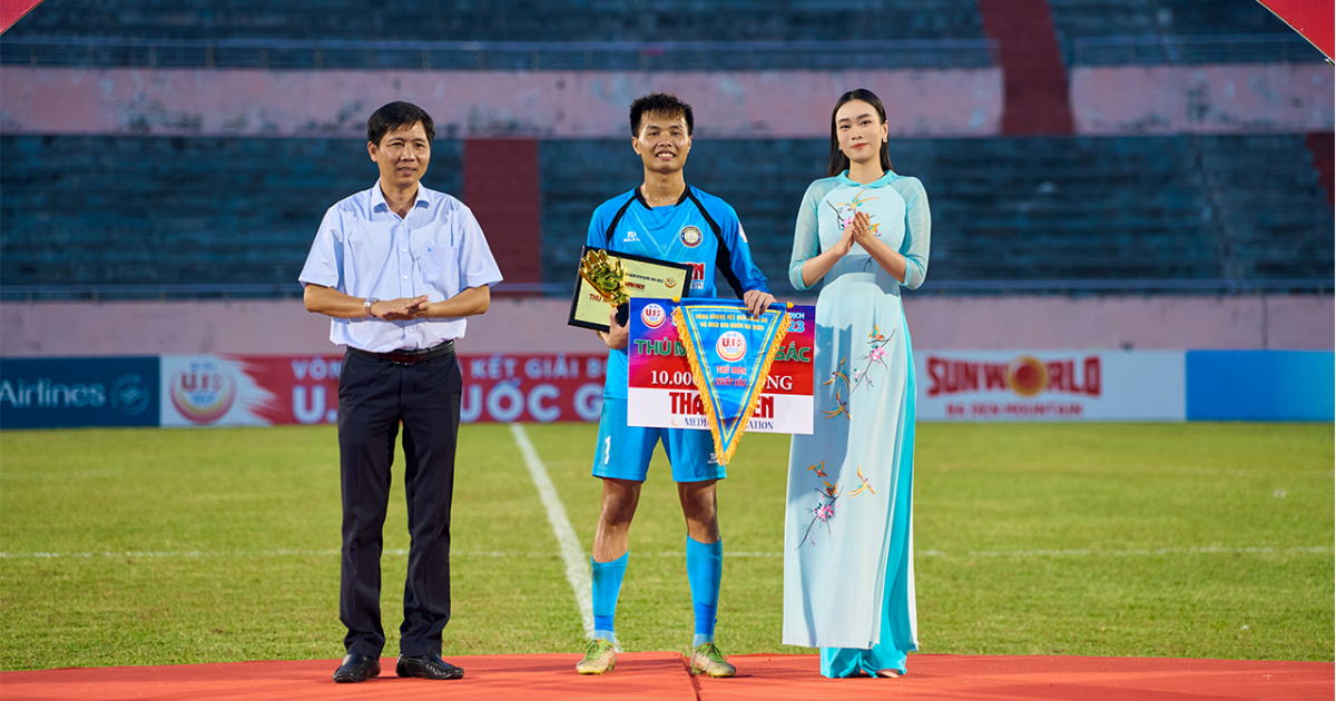 Miss Peace Ban Mai làm MC cho giải bóng đá trẻ quốc gia
