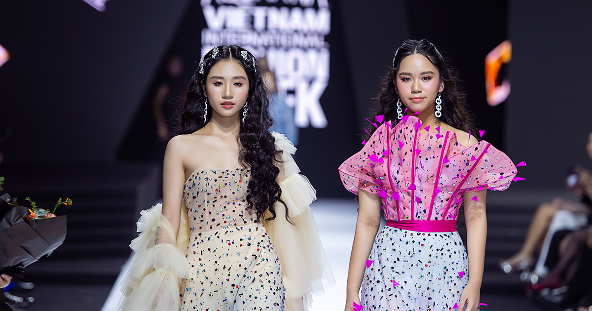 Bella Vũ khoe tài chơi đàn piano và catwalk trong Tuần lễ thời trang Việt Nam 2023