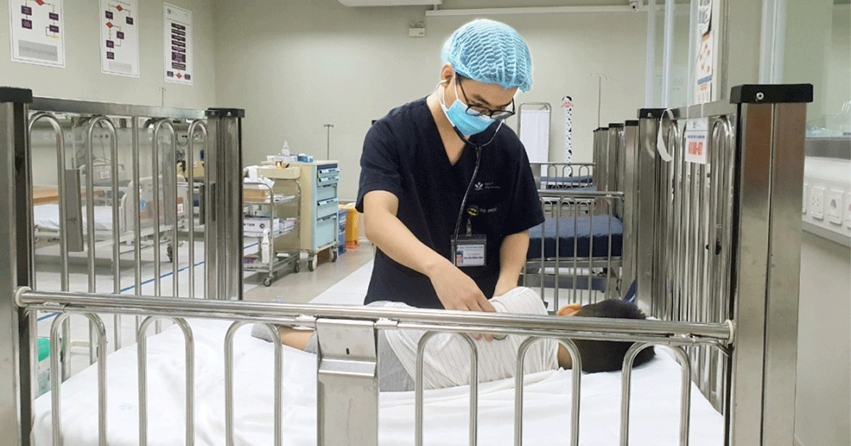 Ăn bánh socola “bay” do hàng xóm cho, 3 trẻ em cấp cứu