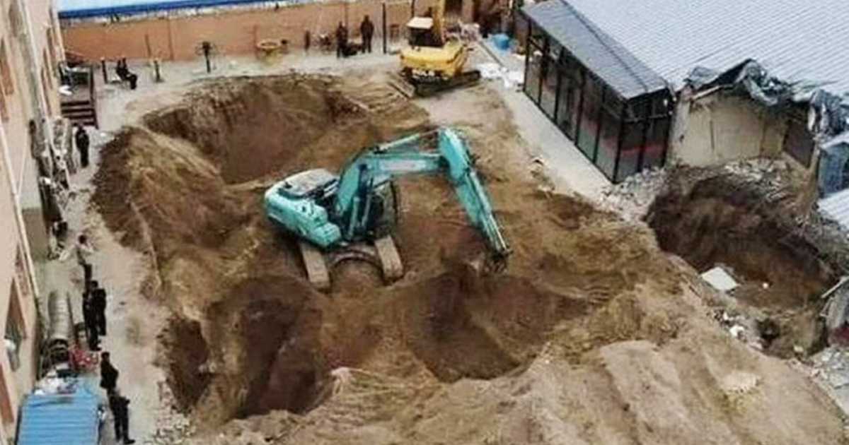 Dùng máy xúc đào đất trong khu dân cư thì phát hiện thứ đáng sợ, vụ án ...