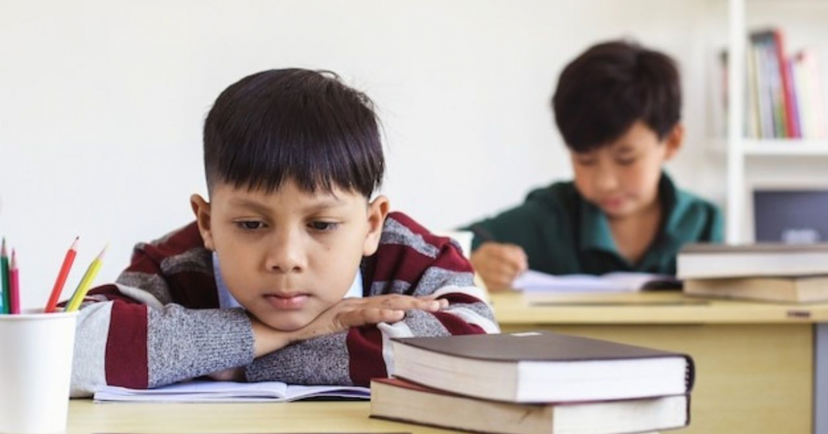 Giận bố vì bị áp lực trong chuyện học, cậu bé bỏ nhà đi tìm mẹ