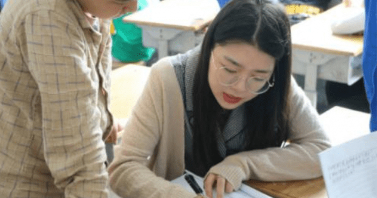 Học sinh lớp 3 làm toán 9+9:3=12 nhưng bị cô giáo gạch sai, đáp án đúng khiến phụ huynh đăng đàn ...