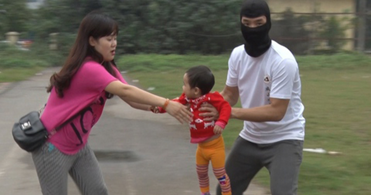 Chiêu bắt cóc trẻ em phổ biến gần đây, chỉ cần nghe thấy 1 câu này thì nhất định phải cẩn thận