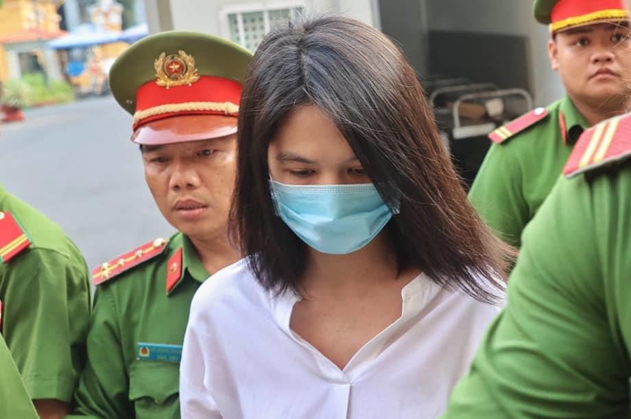 Sáng 22 Ngọc Trinh Chính Thức Lộ Diện ở Phiên Toà Xét Xử